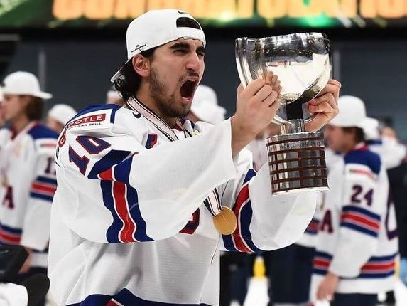 American ice hockey Matty Beniers wiki, salary, age, parents ...