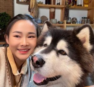 Chinese food vlogger Dianxi Xiaoge husband, income/earnings, family, age