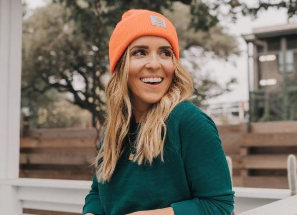 Where is Rachel Hollis now? Net worth, job, family